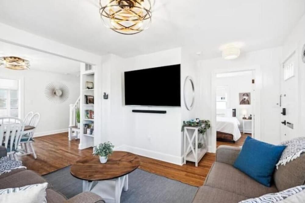 Logan's House - Convenient, Clean, Comfortable & Safe. Free Ev Charger Onsite! - Frederick