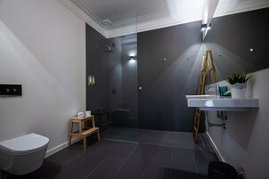 Quarto Triplo Standard | Casa de banho | Um secador de cabelo, toalhas fornecidas