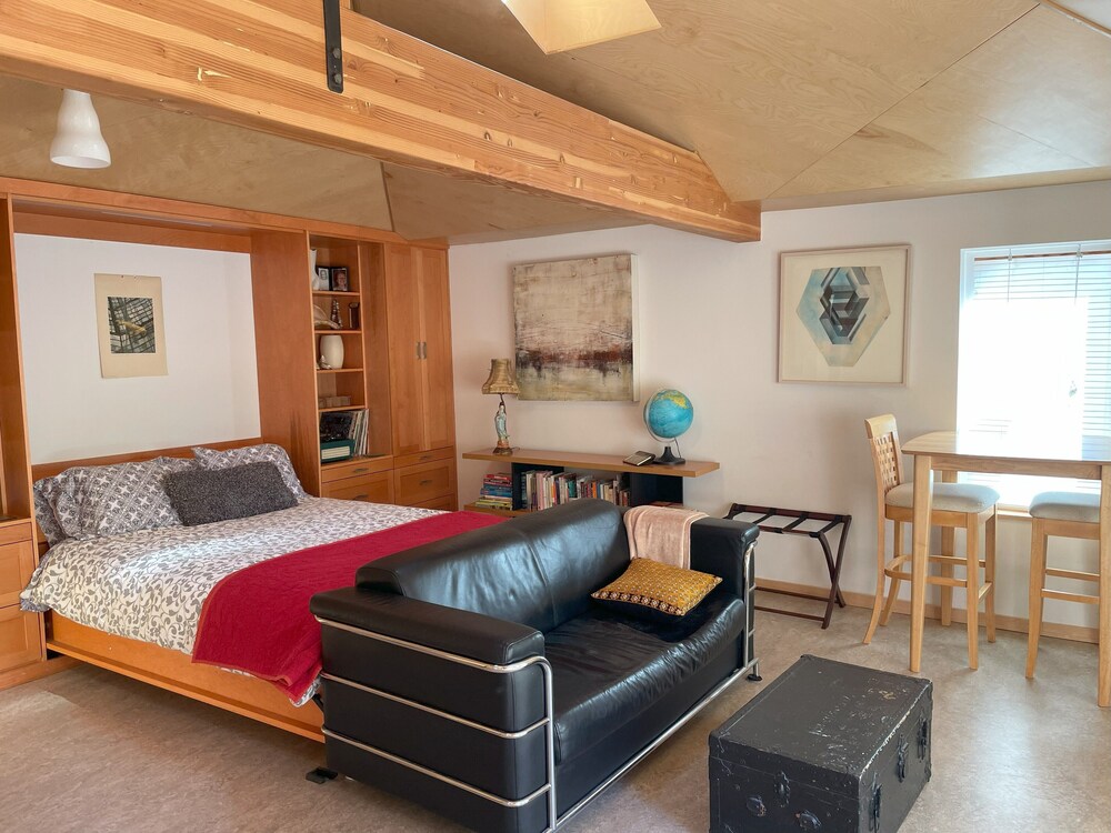 The Atelier - Cozy and airy studio in Columbia City - Seattle | Vrbo