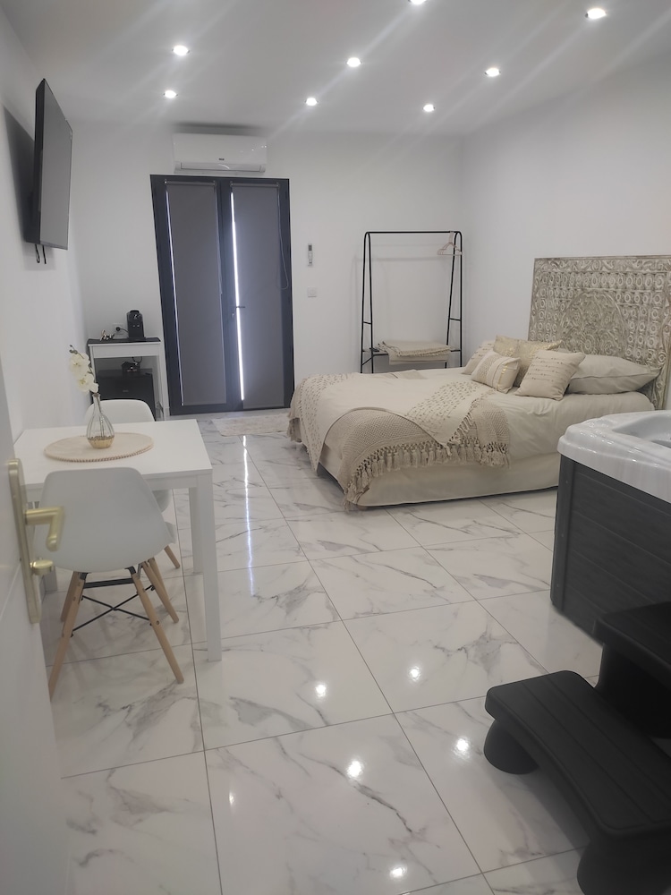 Studio Romantique Indépendant Avec Jacuzzi - Eygalières