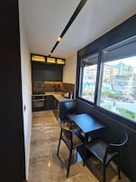 Room 02 | Kitchenette privada | Minifrigorífico, um micro-ondas, uma placa de cozinha 