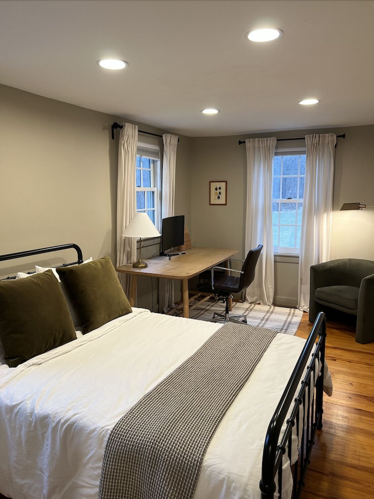 Stylish Farmhouse For Families Near Lake Champlain - Shelburne, VT