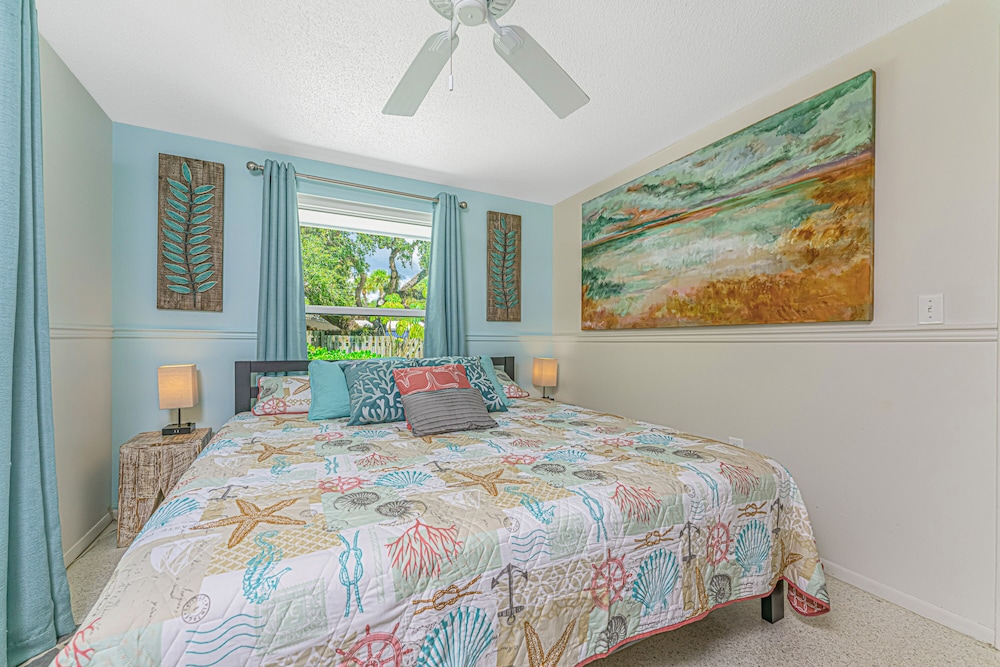 🐬NO DAMAGES, ACCEPTING BOOKINGS, New Private Heated Pool and Hot Tub🐬 ...