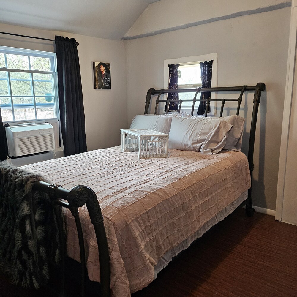 Newly Remodeled Historic Home Only A Block From Allen St. - Tombstone, AZ