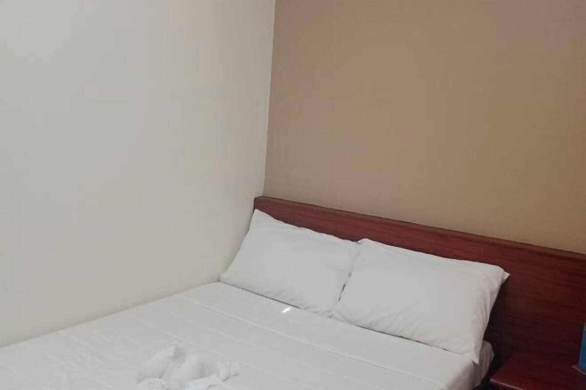 Roupa de alta qualidade, edredões de penas, cofre no quarto, secretária 