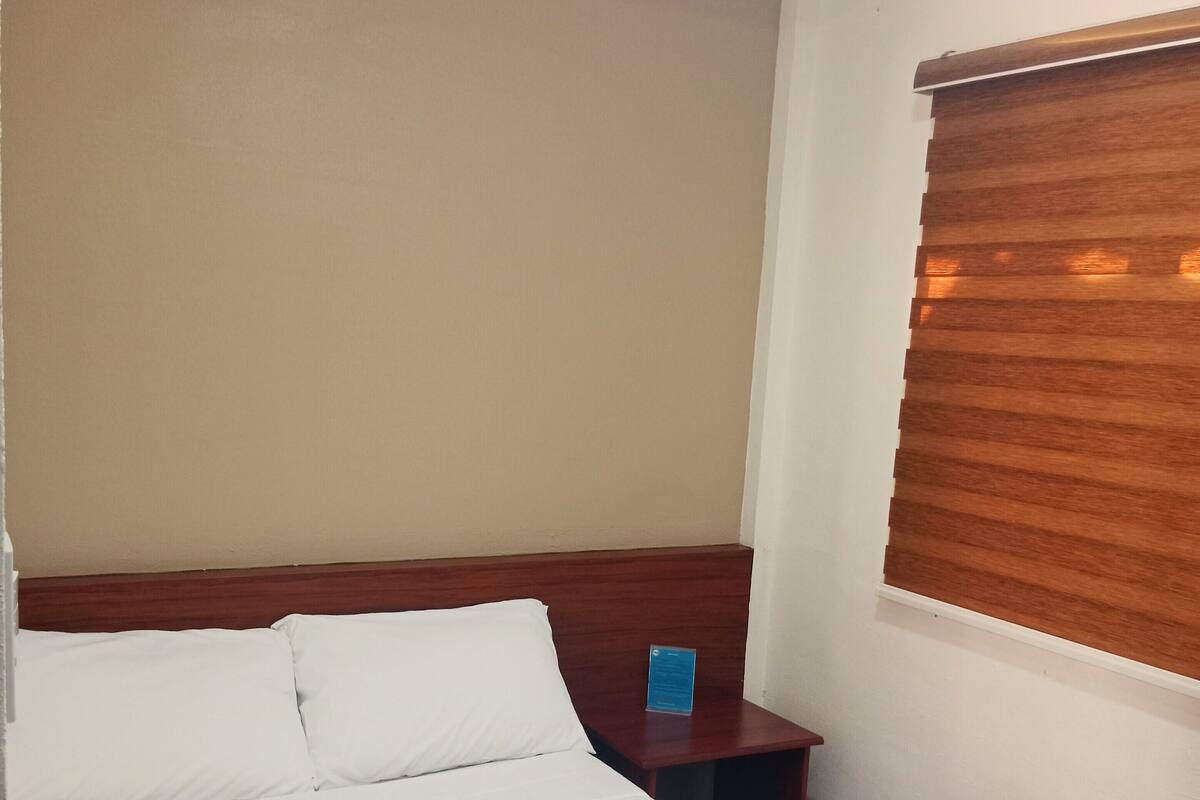 Quarto Básico, 1 cama queen-size, vista para o jardim | Roupa de alta qualidade, edredões de penas, cofre no quarto, secretária 