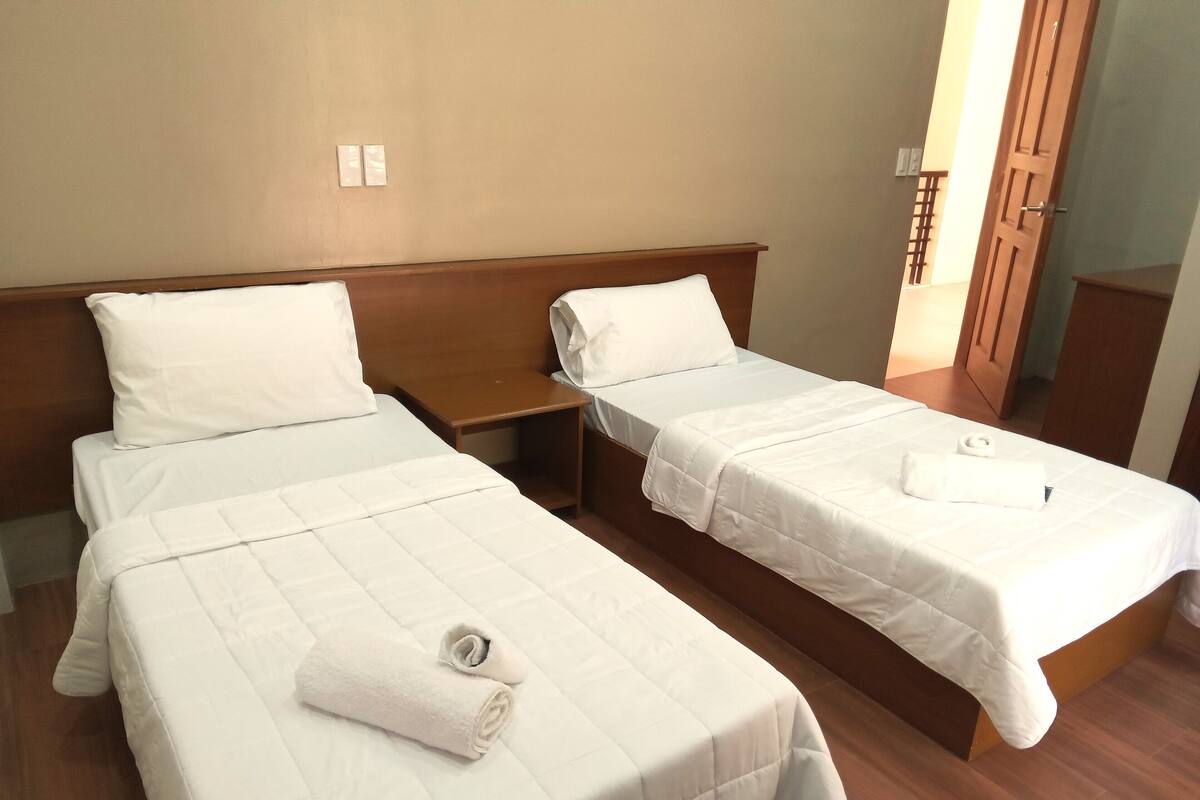 Quarto Twin Básico | Roupa de alta qualidade, edredões de penas, cofre no quarto, secretária 