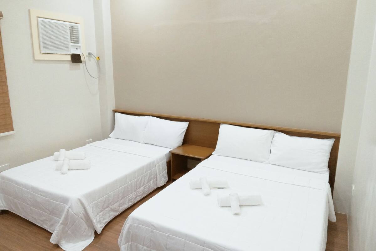 Quarto Quádruplo Básico | Roupa de alta qualidade, edredões de penas, cofre no quarto, secretária 