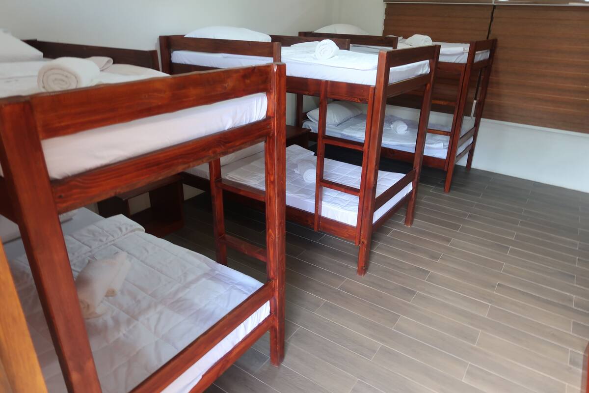 Dormitório Partilhado Básico | Roupa de alta qualidade, edredões de penas, cofre no quarto, secretária 