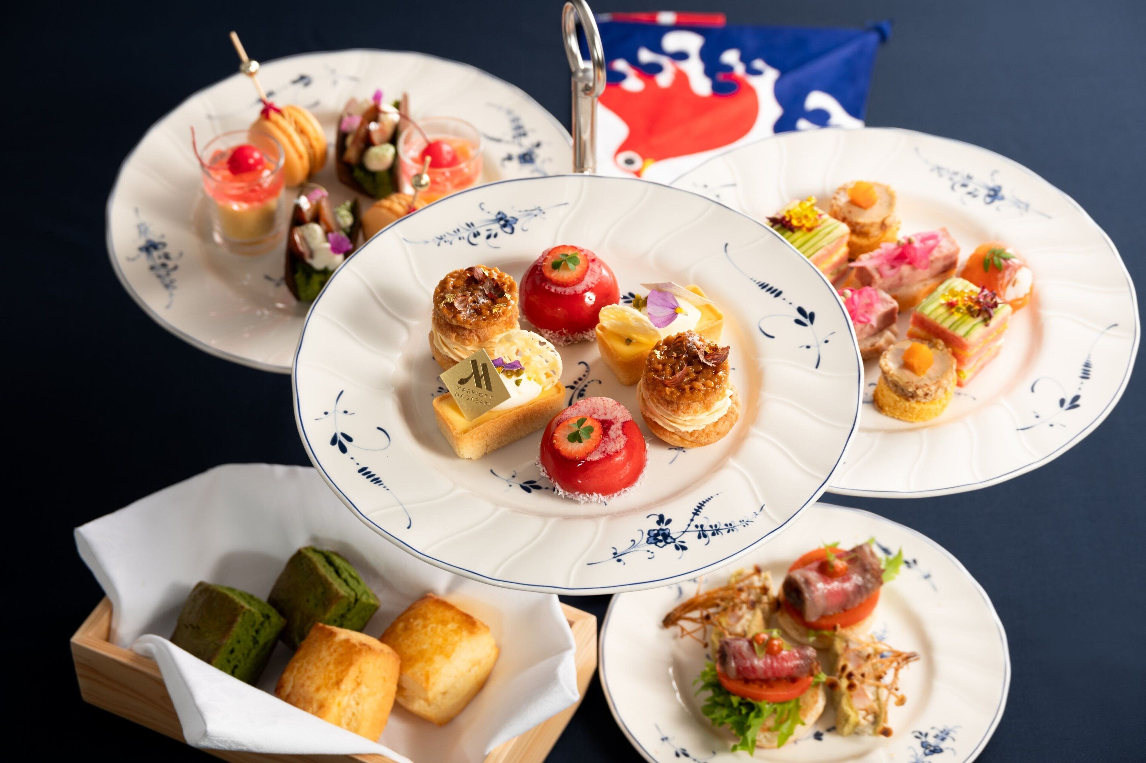 Diversos pequenos aperitivos dispostos em várias travessas.
