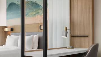 Escrivaninha, cortinas blackout, Wi-Fi de cortesia, roupa de cama