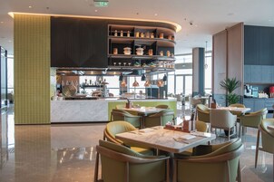 Café da manhã com buffet todos os dias mediante uma taxa