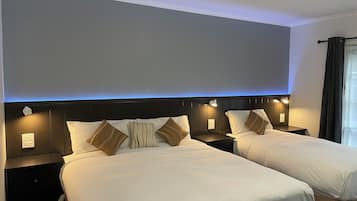 Quarto Twin Empresarial | 1 quarto, cofre no quarto, Wi-fi grátis, roupa de cama fornecida