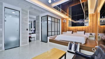 Suíte empresarial | Roupas de cama premium, escrivaninha, espaço de trabalho para notebook