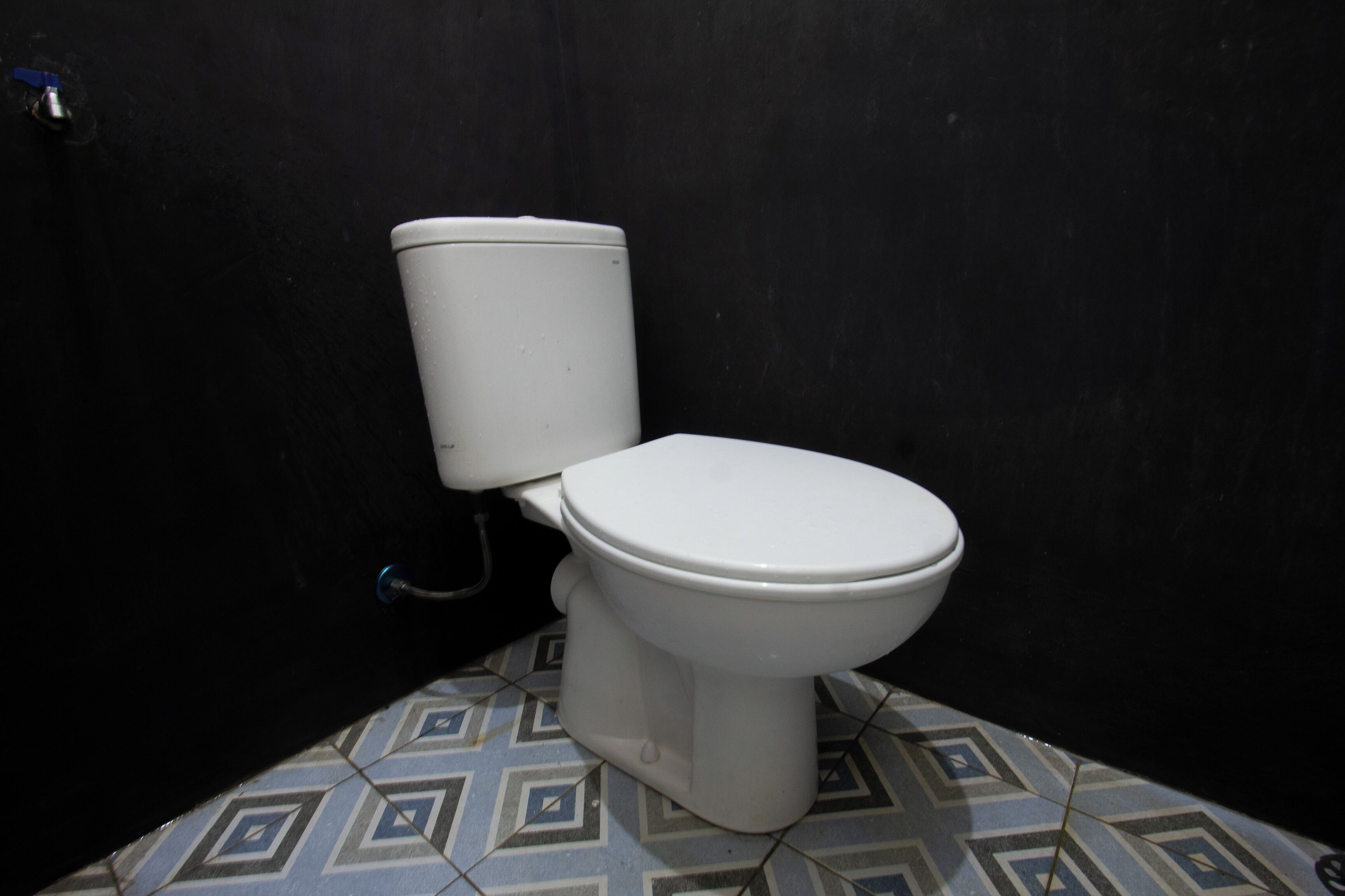 Quarto Duplo Económico | Casa de banho | Um polibã, toalhas fornecidas 