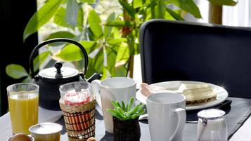 Pequeno-almoço tipo buffet diário (13.50 EUR por pessoa)