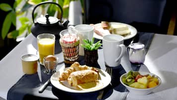 Pequeno-almoço tipo buffet diário (13 EUR por pessoa)