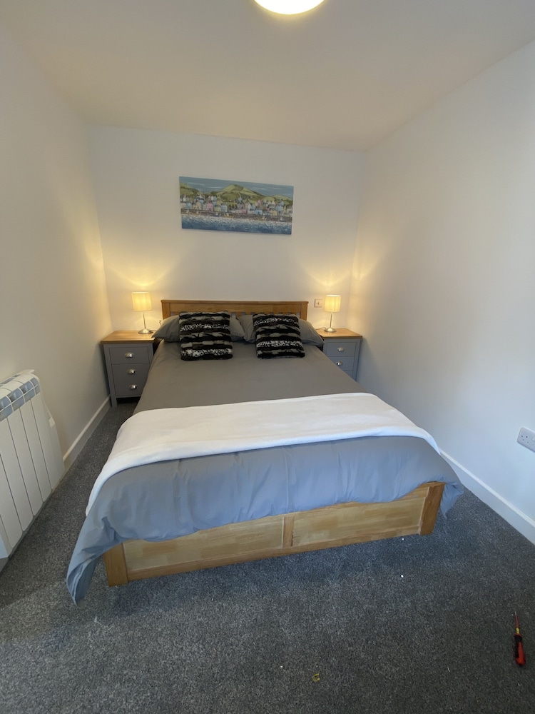 Modern 2 bedroom apartment with car parking - Bitton | Vrbo