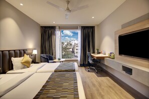 Minibar, cofre com capacidade para portátil, secretária