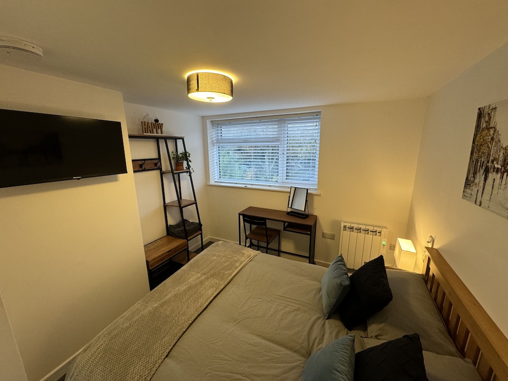 Modern Well Designed 1 Bedroom Apartment, With Car Parking - Bristol