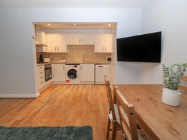 Um frigorífico, uma máquina de lavar louça, uma chaleira elétrica 