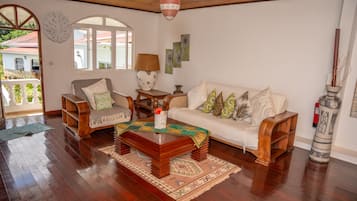 Apartamento panorâmico, 1 cama Queen, vista para o mar | Área de estar