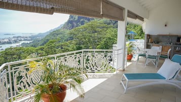 Apartamento panorâmico, 1 cama Queen, vista para o mar | Terraço/pátio