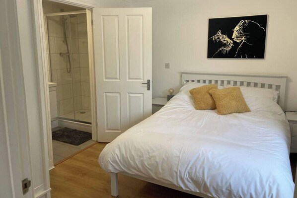 1 quarto, escrivaninha, Wi-Fi de cortesia, roupa de cama