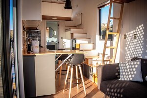 Cabana básico, 2 quartos, cozinha, vista para a montanha | Cozinha privada | Frigobar, micro-ondas, fogão, cooktop