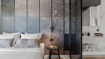 Superior Double Room with Side Sea View | Cofre no quarto, cortinas/cortinados opacos, quartos insonorizados