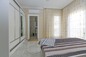 Villa Familiar | 4 quartos, ferro/tábua de engomar, Wi-fi grátis