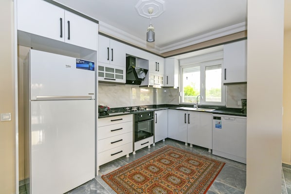 Villa Familiar | Cozinha privada | Um frigorífico/congelador grande, um micro-ondas, um forno