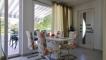 Apartamento (Two Bedroom Apartment with Terrace) | Sala de jantar