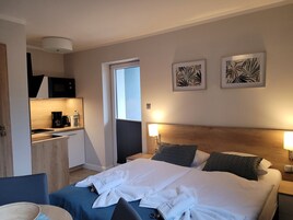 Basic Apartment 4 | Roupas de cama antialérgicas, cofres nos quartos