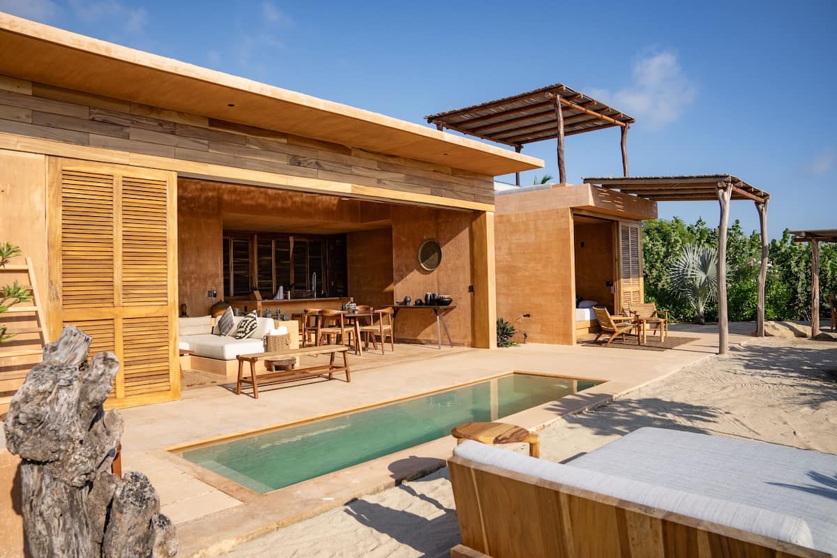 Uma casa moderna com piscina, móveis de madeira e área de varanda.