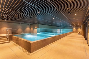 Piscina interna, piscina externa sazonal