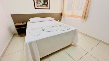 Quarto casal econômico | Wi-Fi de cortesia, roupa de cama