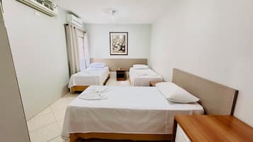 Quarto Quádruplo Económico | Wi-fi grátis, roupa de cama fornecida