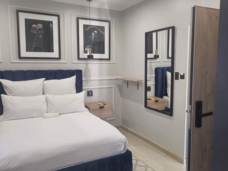 Quarto de Luxo | Lençóis de algodão egípcio, roupa de alta qualidade, secretária