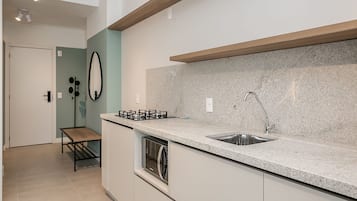 Apartamento | Cozinha privada | Geladeira grande, micro-ondas, talheres/pratos/utensílios de cozinha