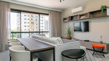 Apartamento Cidade | Sala de estar | Televisor