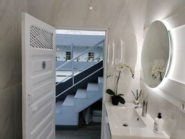 Quarto Duplo, casa de banho partilhada | Casa de banho | Um polibã, um chuveiro fixo, um secador de cabelo (mediante pedido) 