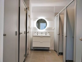 Um polibã, um chuveiro fixo, um secador de cabelo (mediante pedido) 