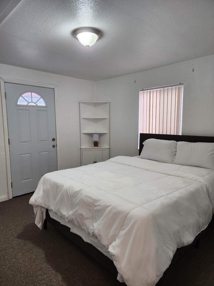Small 2 Bedroom House Near Disney - Stanton, CA