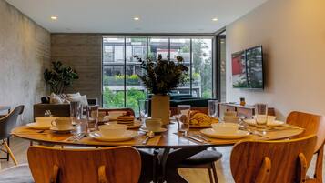 Apartamento superluxo, 3 quartos, sacada, vista para a cidade | Sala de jantar