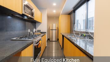 Apartamento superluxo, 3 quartos, sacada | Cozinha privada | Geladeira grande, micro-ondas, fogão, chaleira elétrica