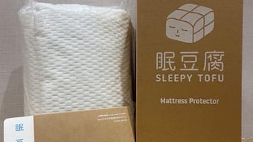 Secador de cabelo, chinelos, toalhas de banho