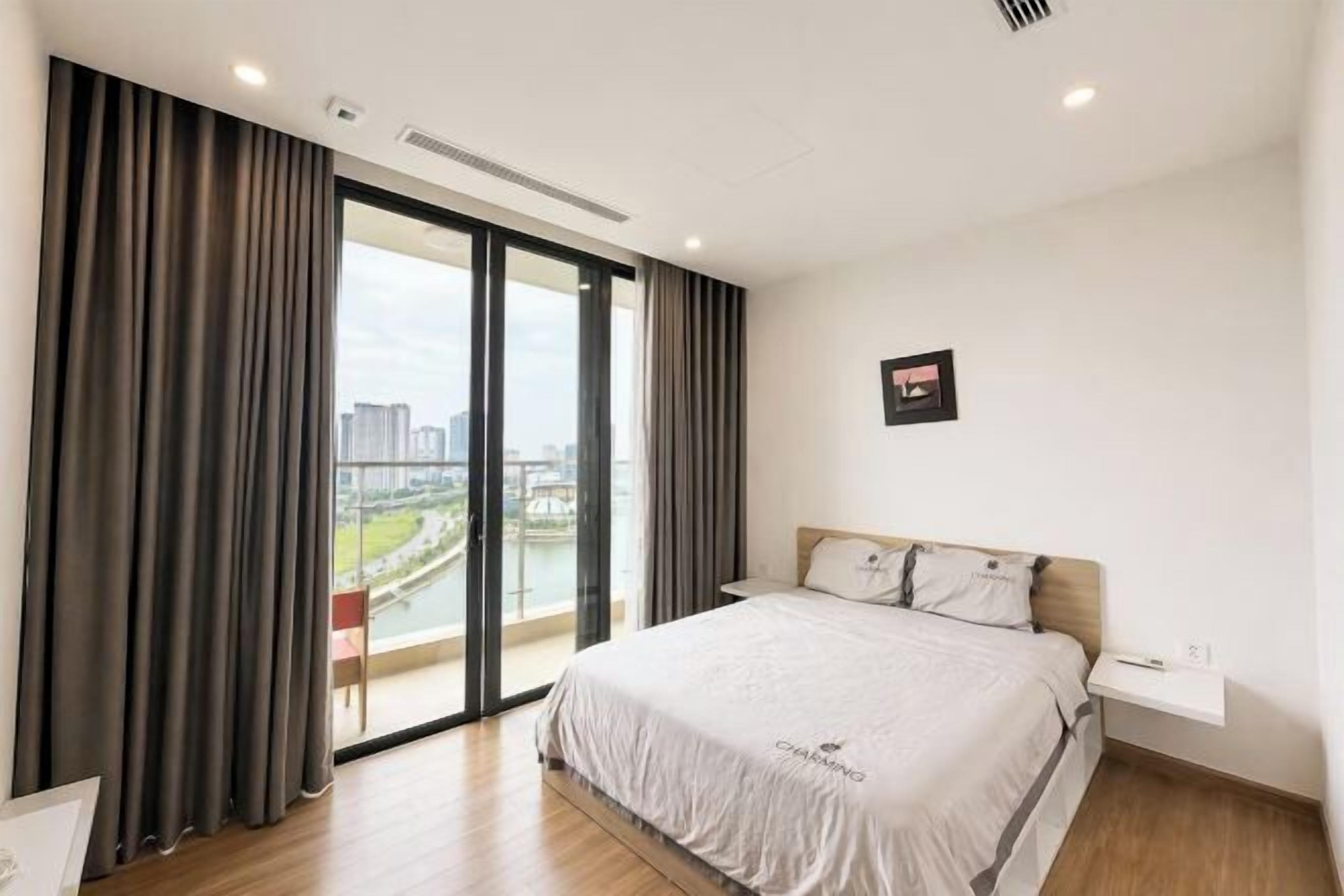 Cofres nos quartos, cortinas blackout, quartos à prova de som