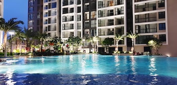 2 piscinas interiores, piscina exterior sazonal