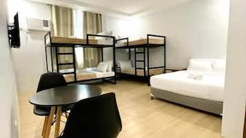 Quarto (Family Room) | Roupas de cama premium, edredons de pluma, Wi-Fi de cortesia